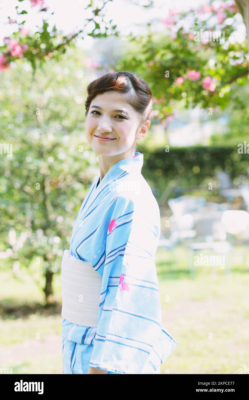 Japanese woman in a yukata Stock Photo - Alamy