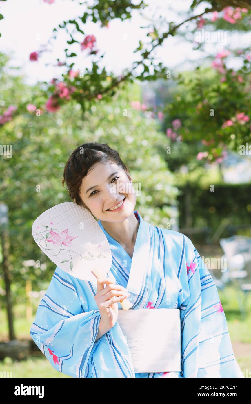 Japanese woman in a yukata Stock Photo - Alamy