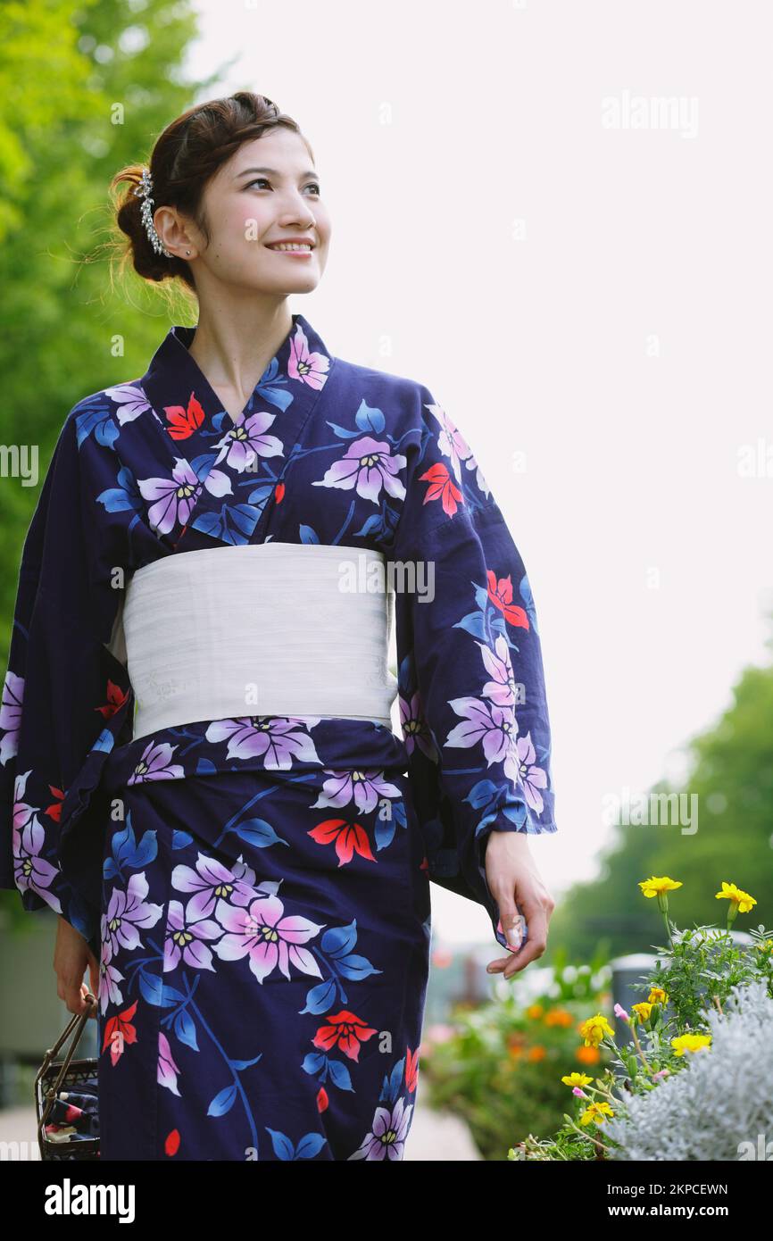 Japanese woman in a yukata Stock Photo - Alamy