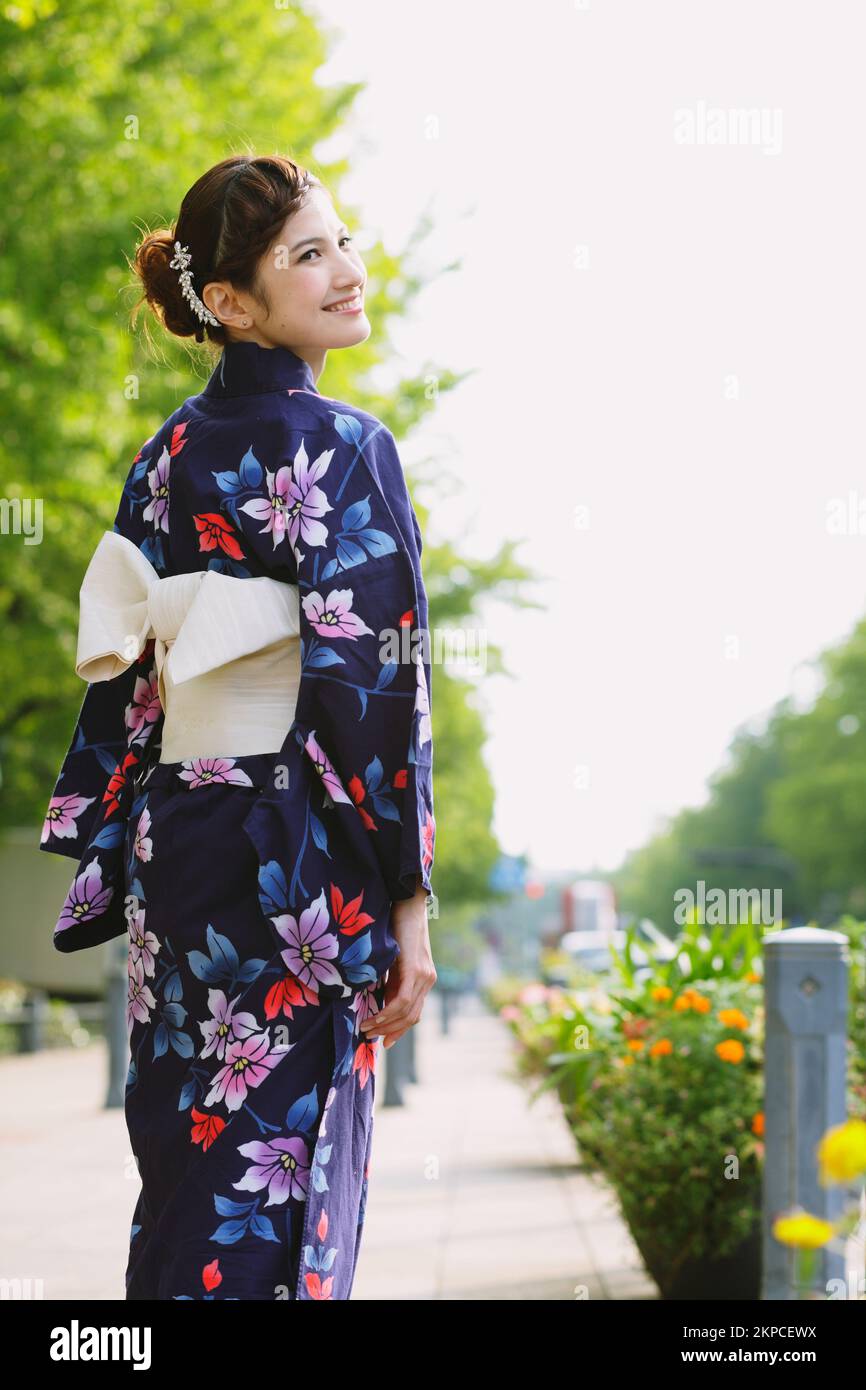 Japanese woman in a yukata Stock Photo - Alamy