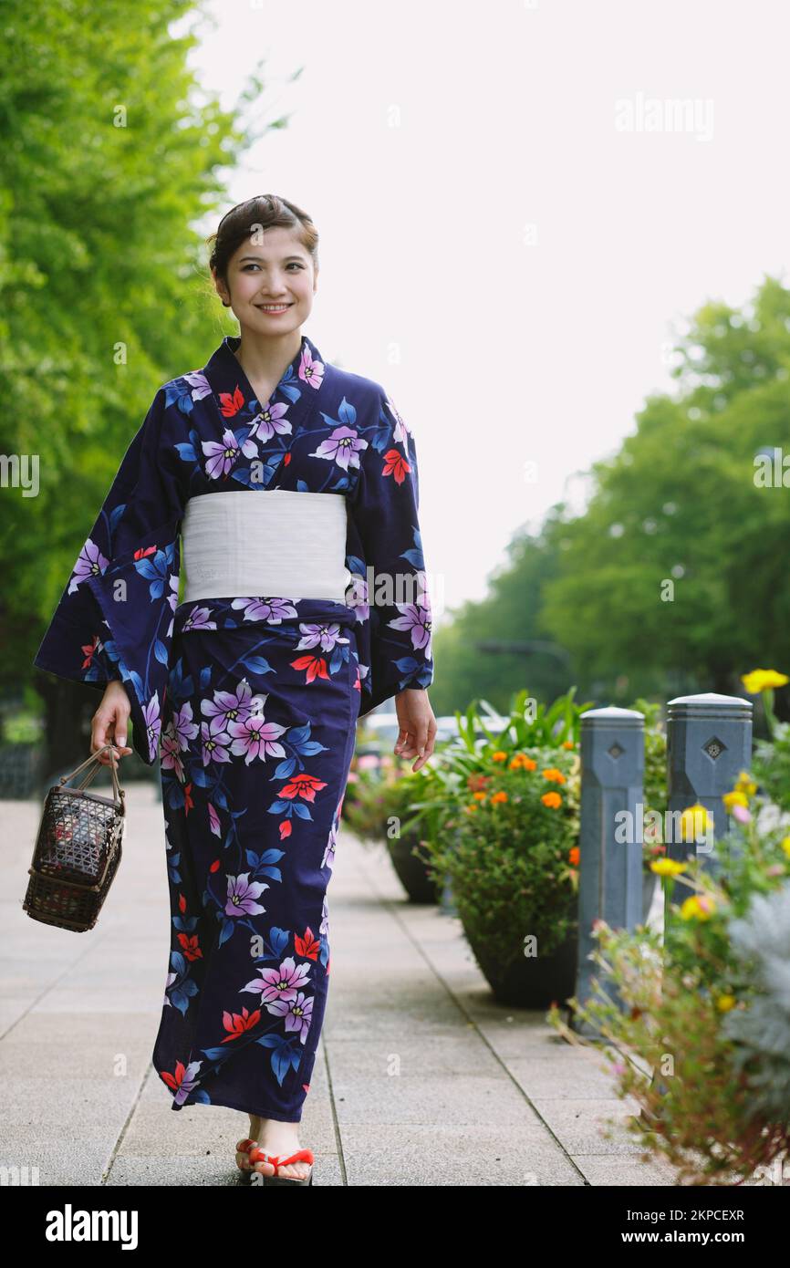 Japanese woman in a yukata Stock Photo - Alamy