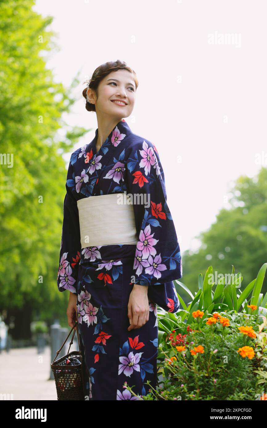 Japanese woman in a yukata Stock Photo - Alamy
