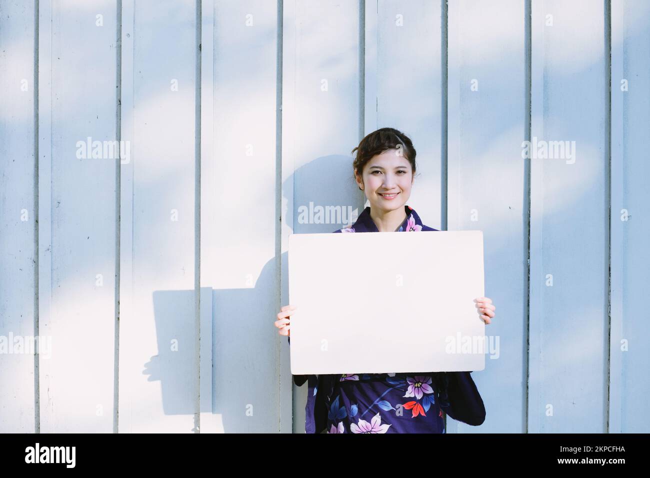 Japanese woman in a yukata holding a whiteboard Stock Photo - Alamy