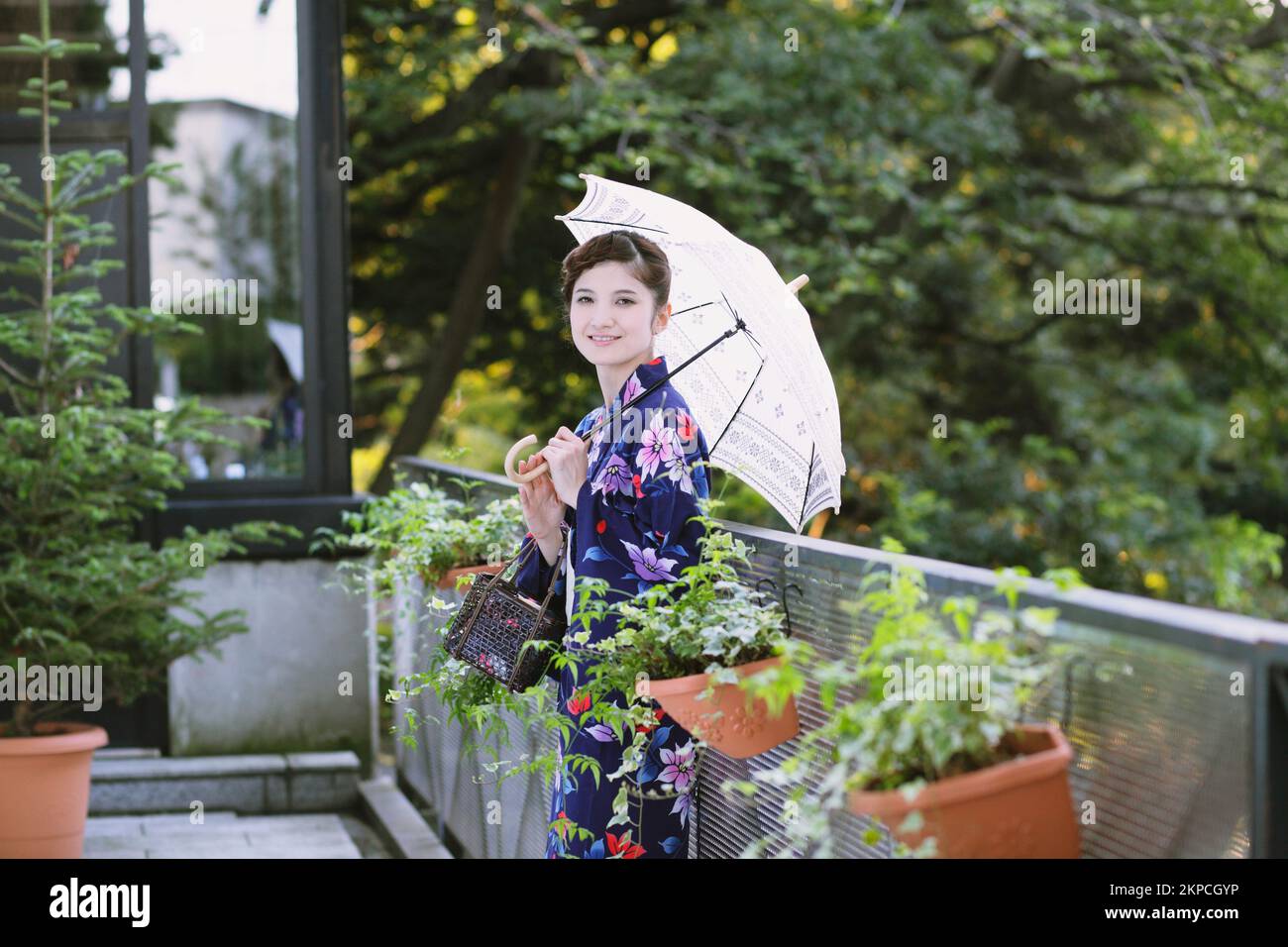 Japanese woman in a yukata with a parasol Stock Photo - Alamy