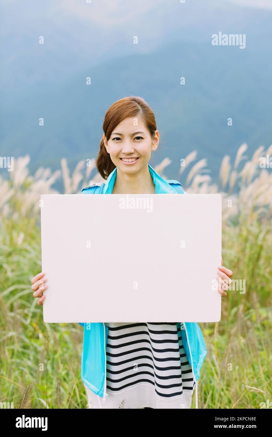 Japanese mountain girl holding a whiteboard Stock Photo - Alamy