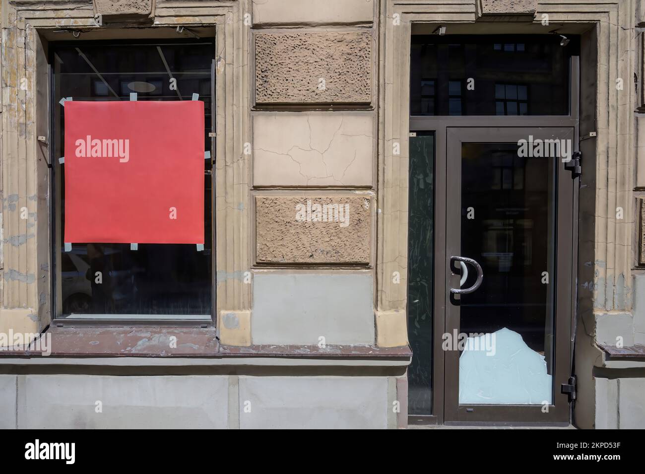 empty shop window, abandoned cafe, restaurant, supermarket does not ...