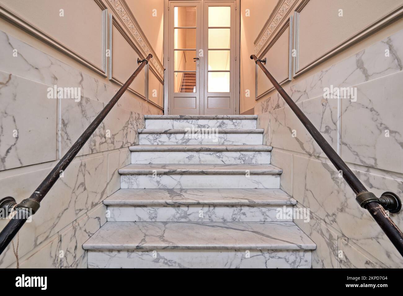 Marble staircase stairs white house hi-res stock photography and images ...