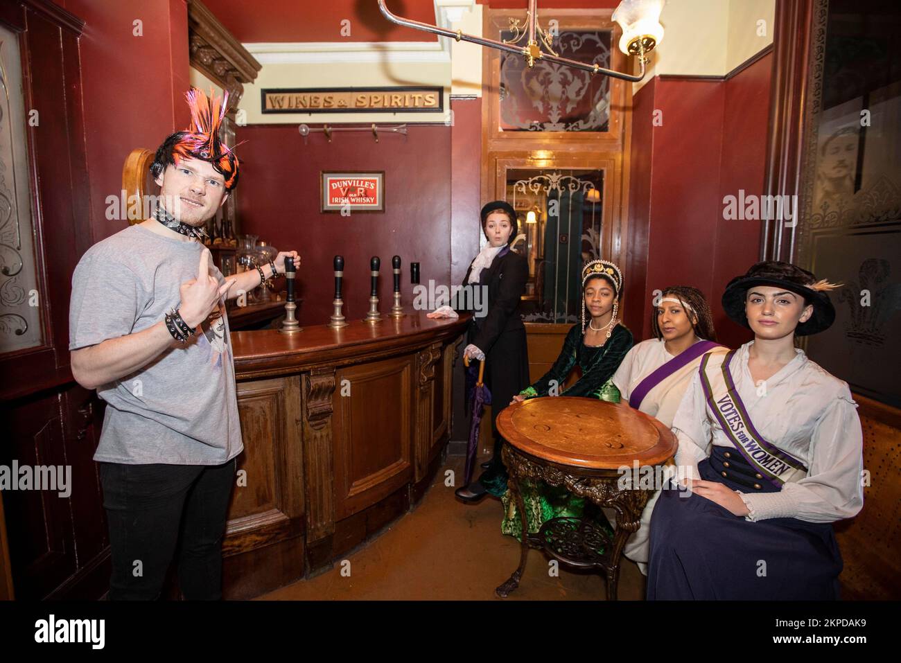 London museum costumed actors hi-res stock photography and images - Alamy