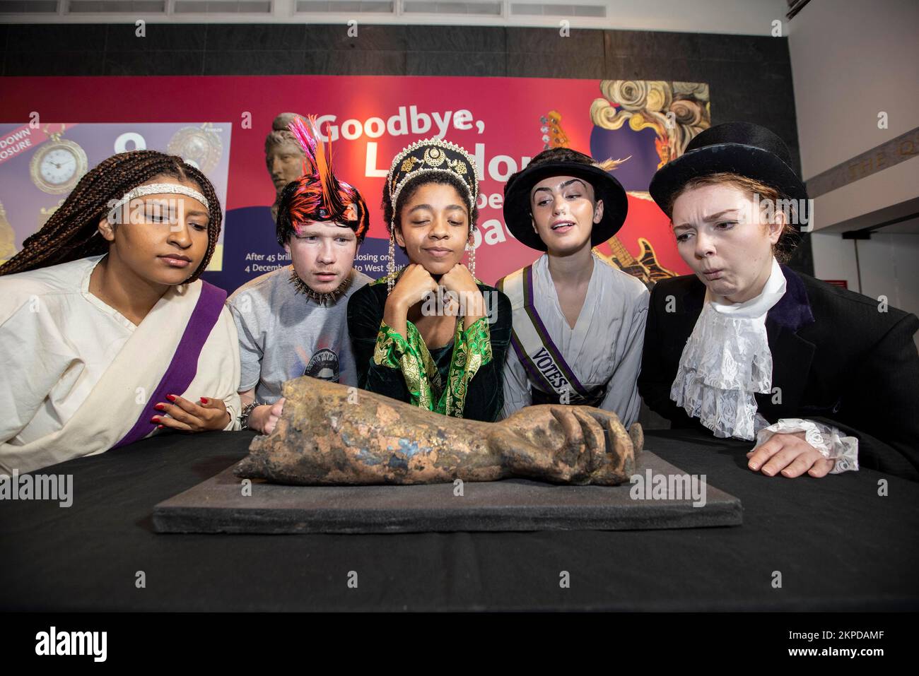 London museum costumed actors hi-res stock photography and images - Alamy
