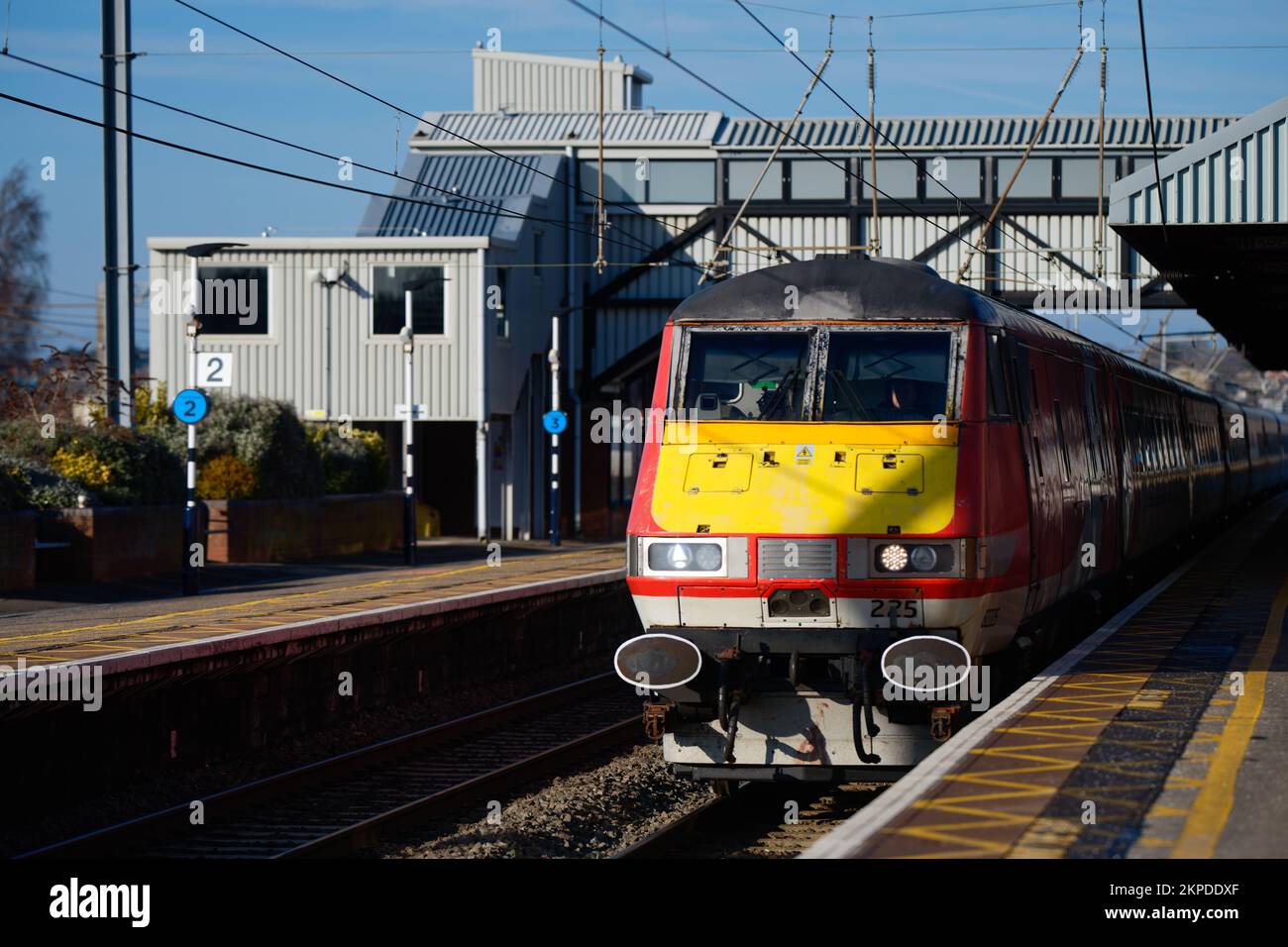 A London North Eastern Railway train powered by a class 91 electric ...