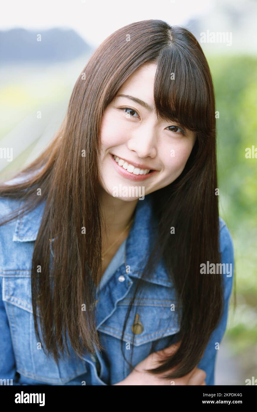 Portrait of a young Japanese woman Stock Photo - Alamy