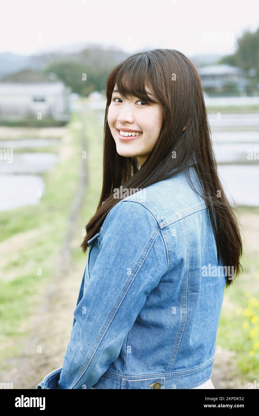 Japanese woman looking back with a smile Stock Photo - Alamy