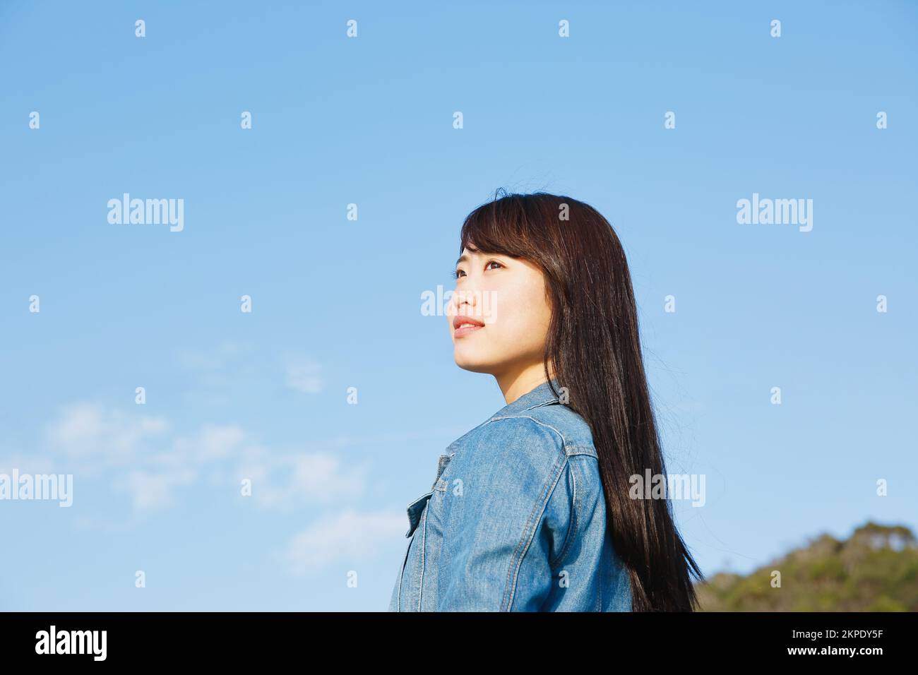 Young Japanese woman looking into the distance Stock Photo - Alamy
