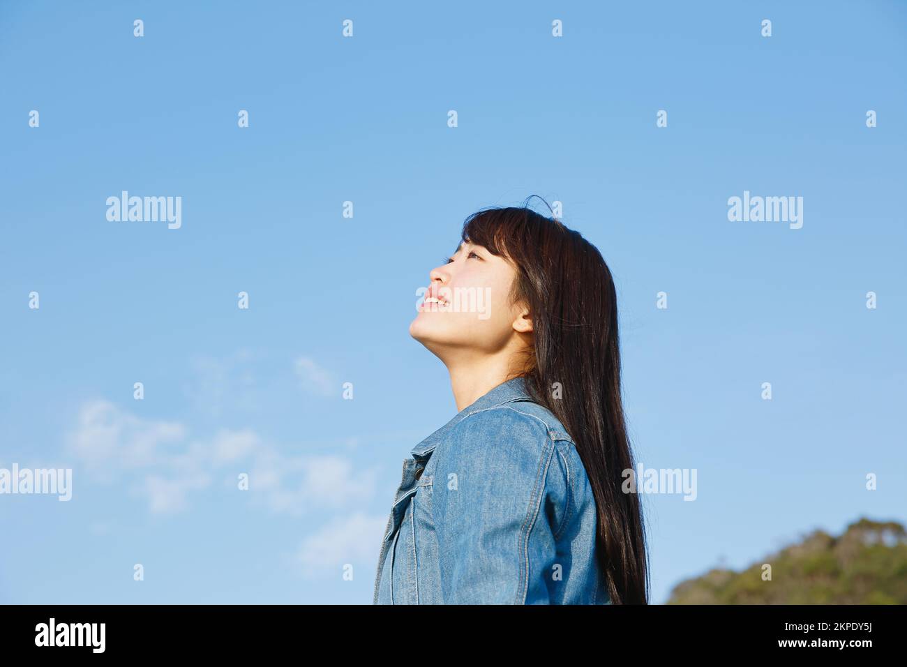Women gazing distance hi-res stock photography and images - Alamy