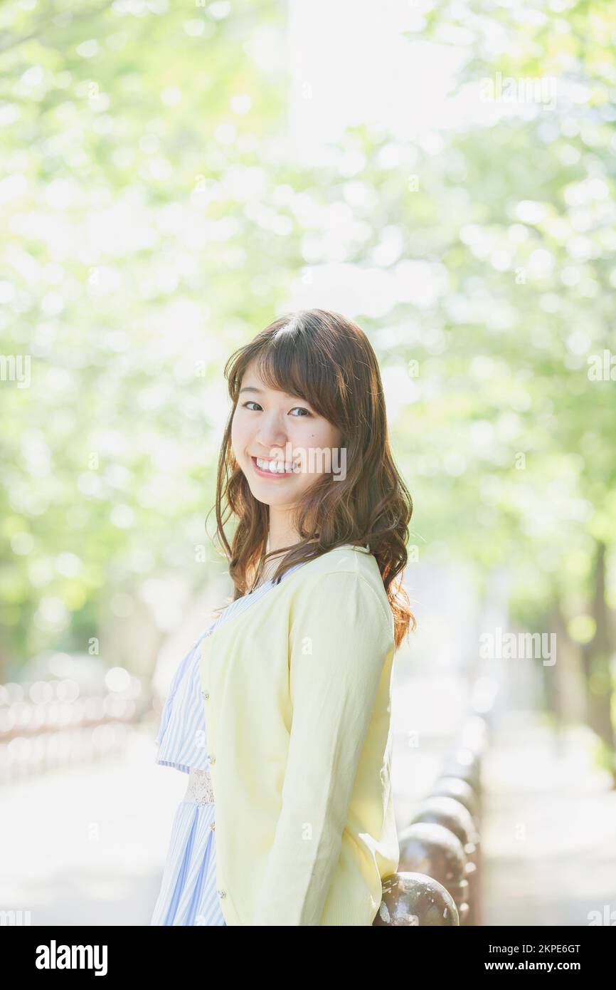 Japanese woman looking back with a smile Stock Photo - Alamy