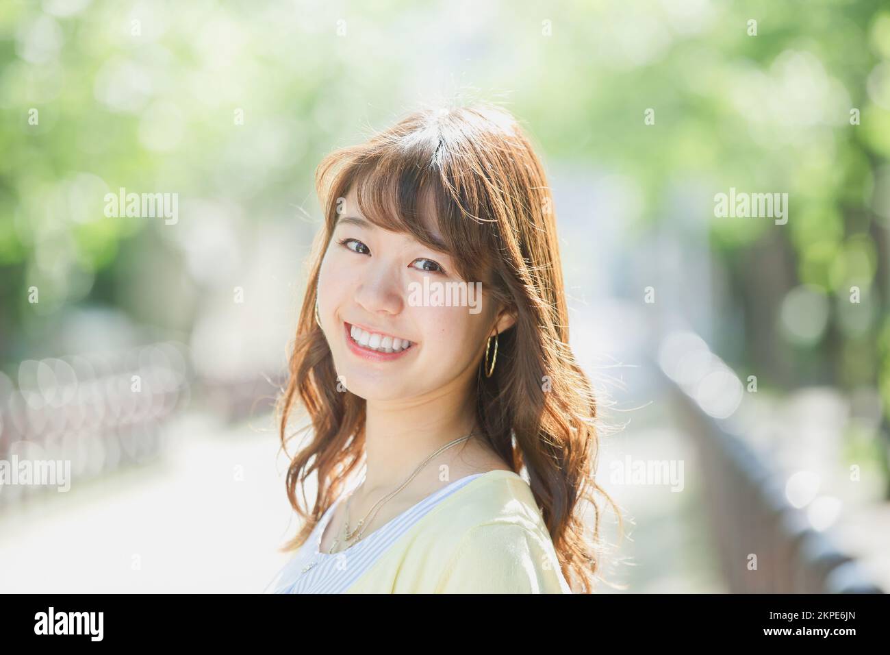 Japanese woman looking back with a smile Stock Photo - Alamy