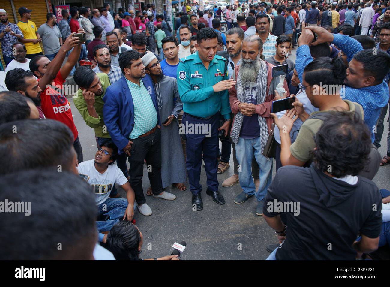 Sylhet, Sylhet, Bangladesh. 28th Nov, 2022. Haq supermarket traders ...