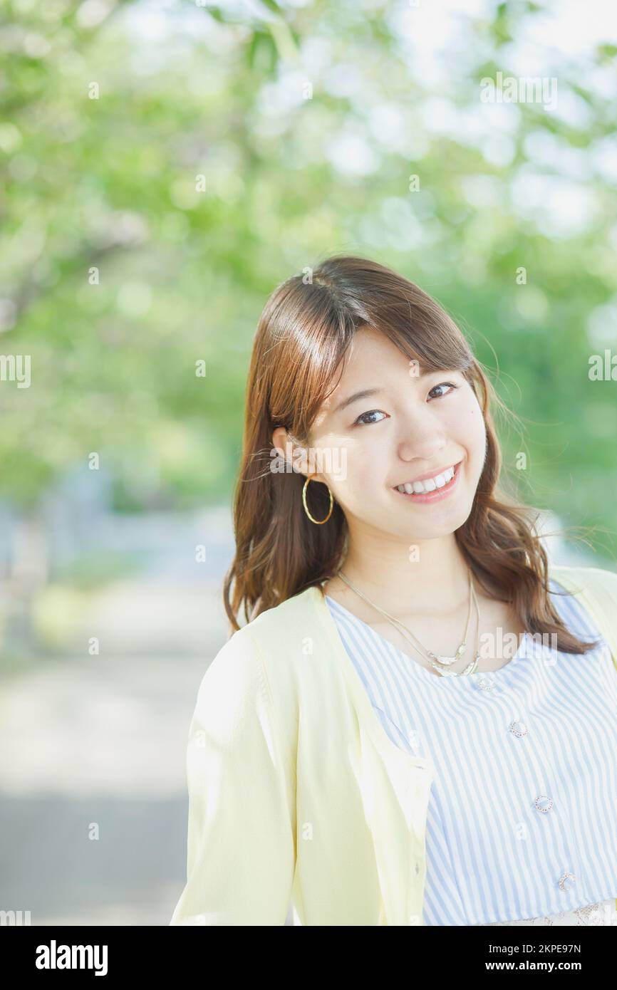 Japanese woman smiling Stock Photo - Alamy