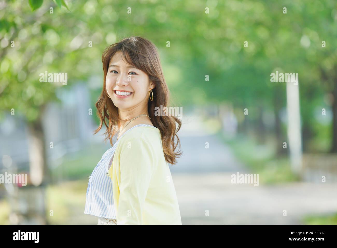 Japanese woman looking back with a smile Stock Photo - Alamy