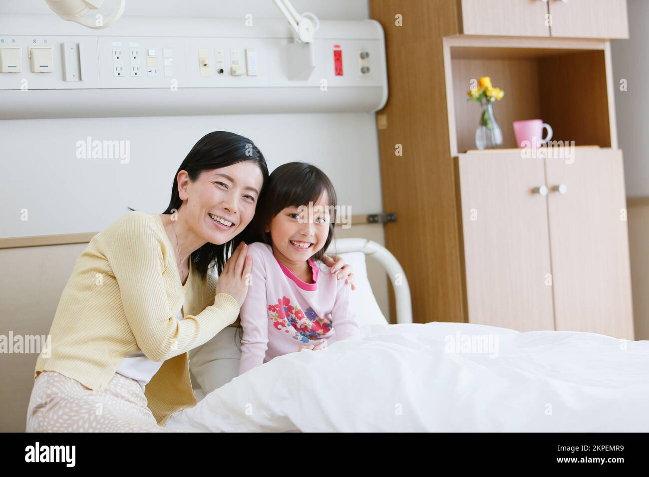 Japanese parent and child in a hospital room Stock Photo - Alamy