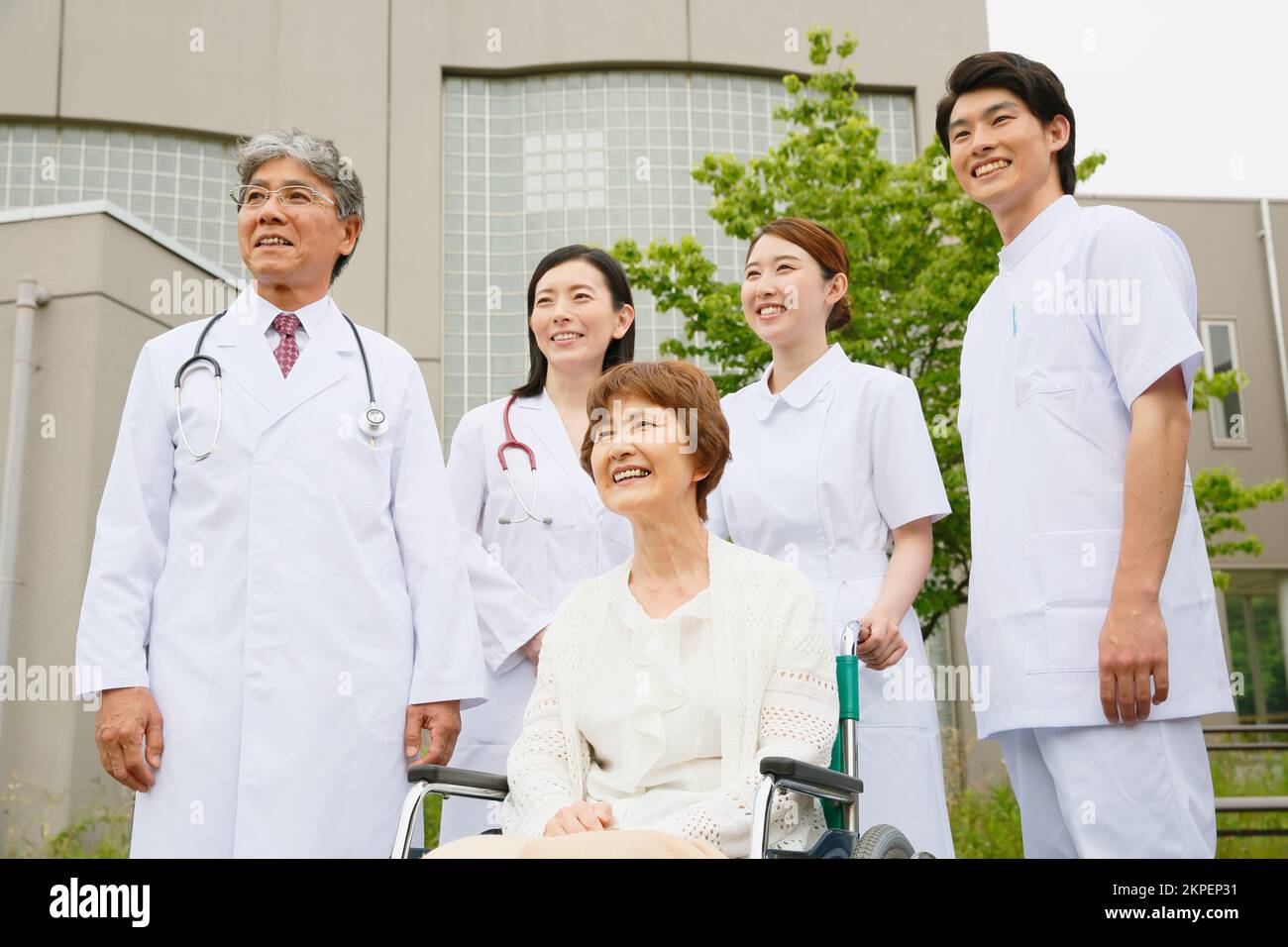 Discharged patient and the medical team Stock Photo - Alamy