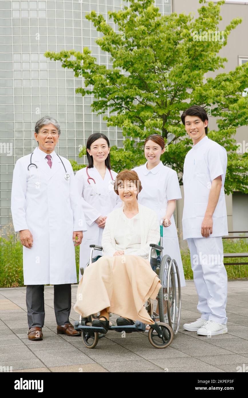 Discharged patient and the medical team Stock Photo - Alamy