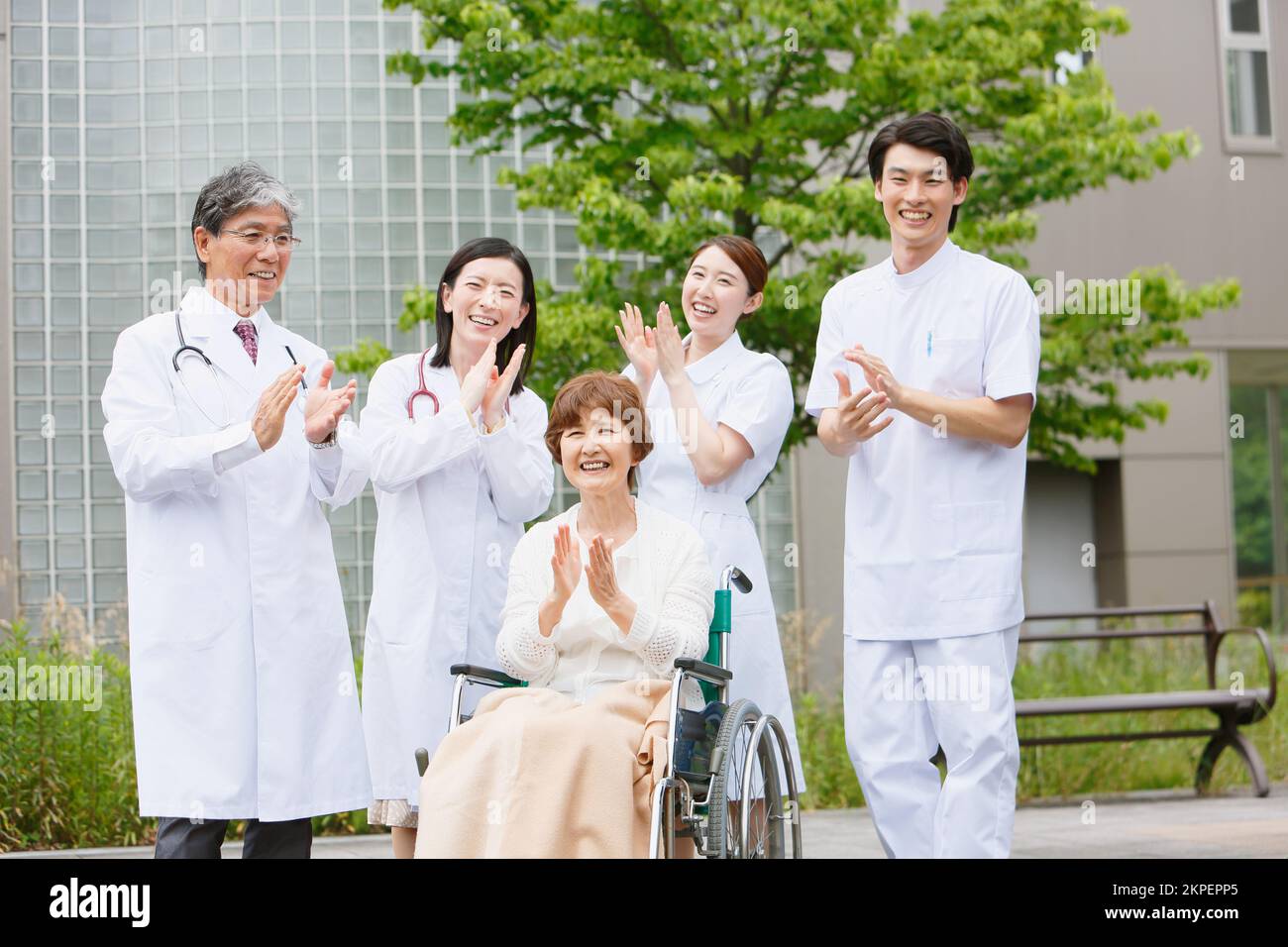 Discharged patient and the medical team Stock Photo - Alamy