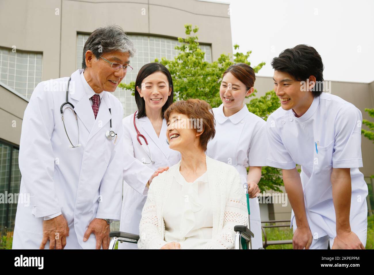 Discharged patient and the medical team Stock Photo - Alamy
