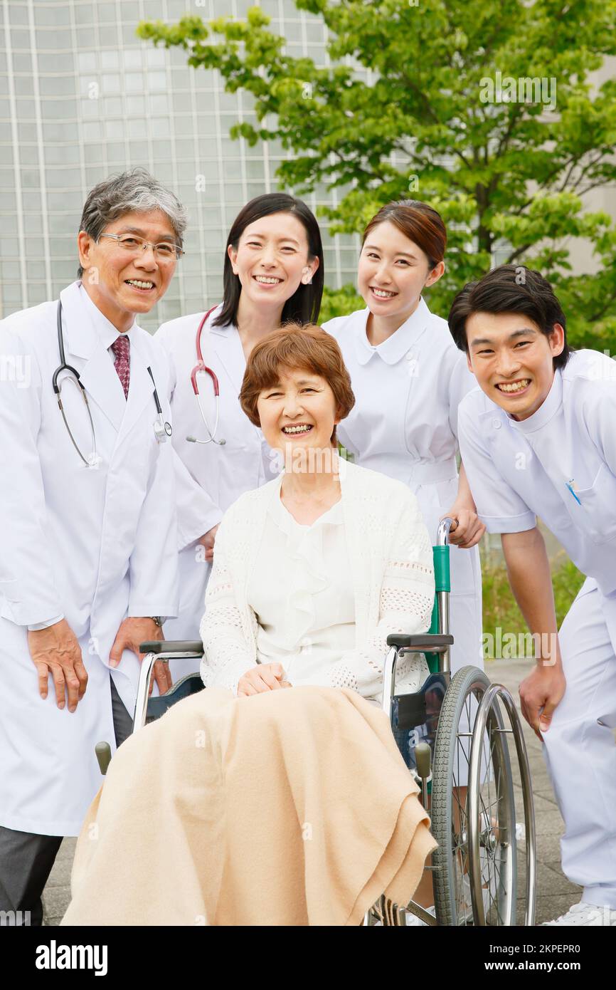 Discharged patient and the medical team Stock Photo - Alamy