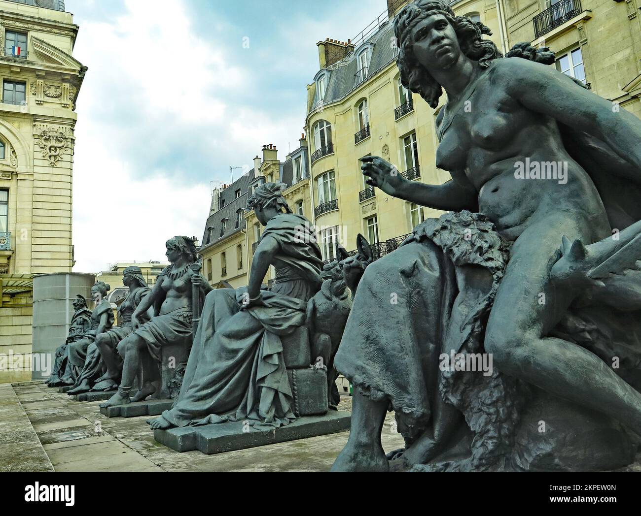 Sculptures in paris hi-res stock photography and images - Alamy