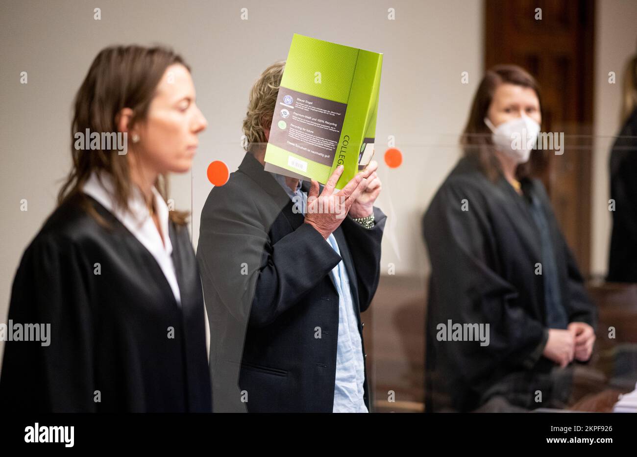 Hamburg, Germany. 28th Nov, 2022. The defendant (M) stands between her ...