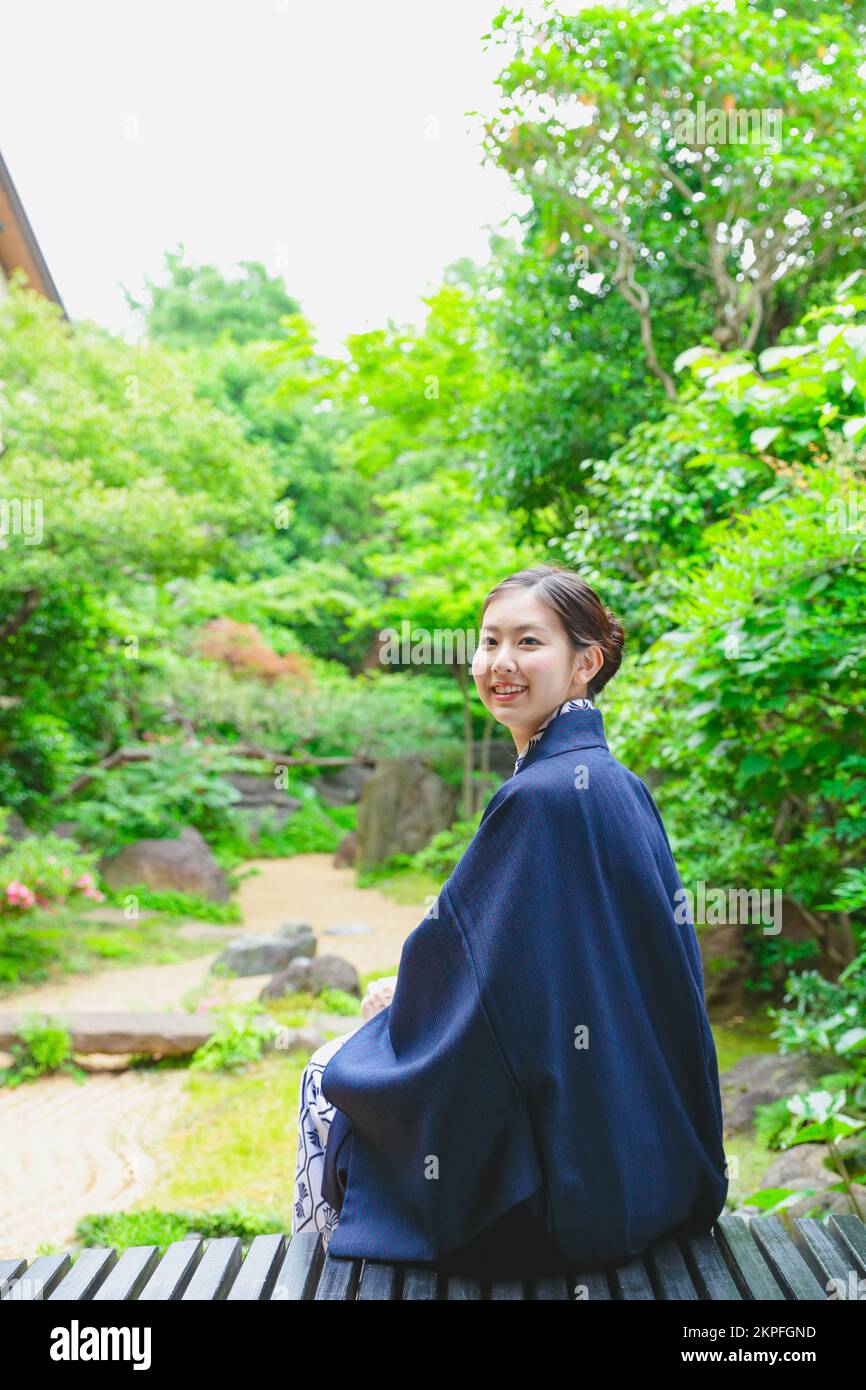 Japanese woman in a yukata Stock Photo - Alamy