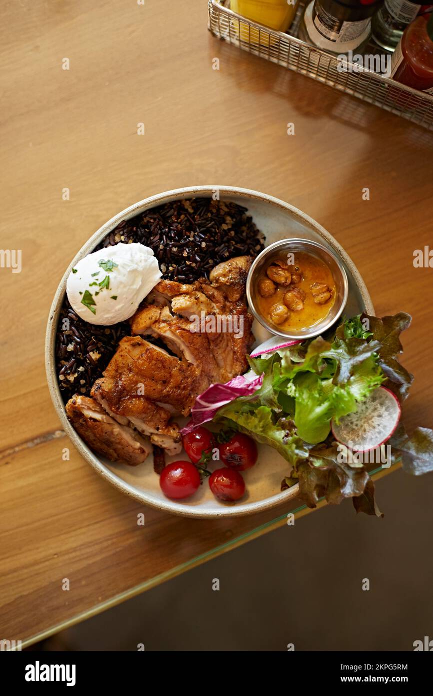 Grilled Chicken and rice with creamy yellow curry sauce Stock Photo - Alamy