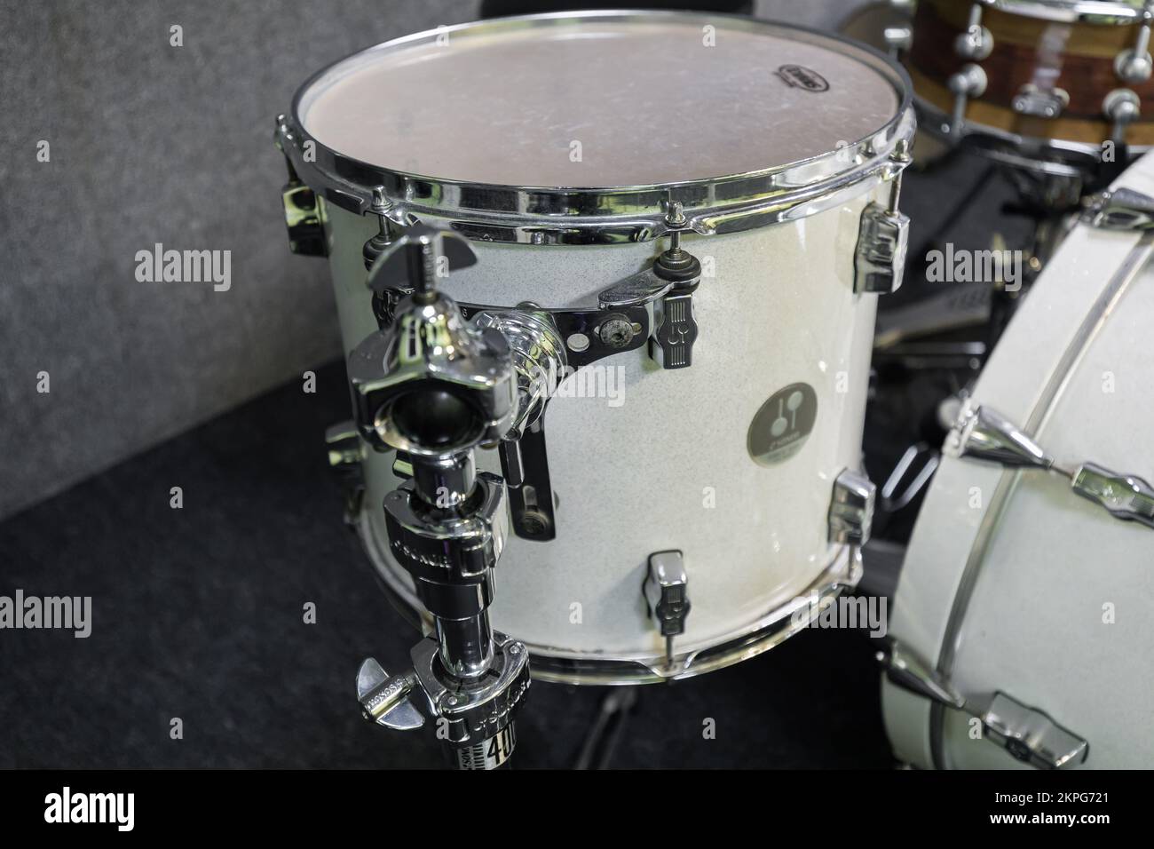 Photograph of a drum kit and its details Stock Photo - Alamy
