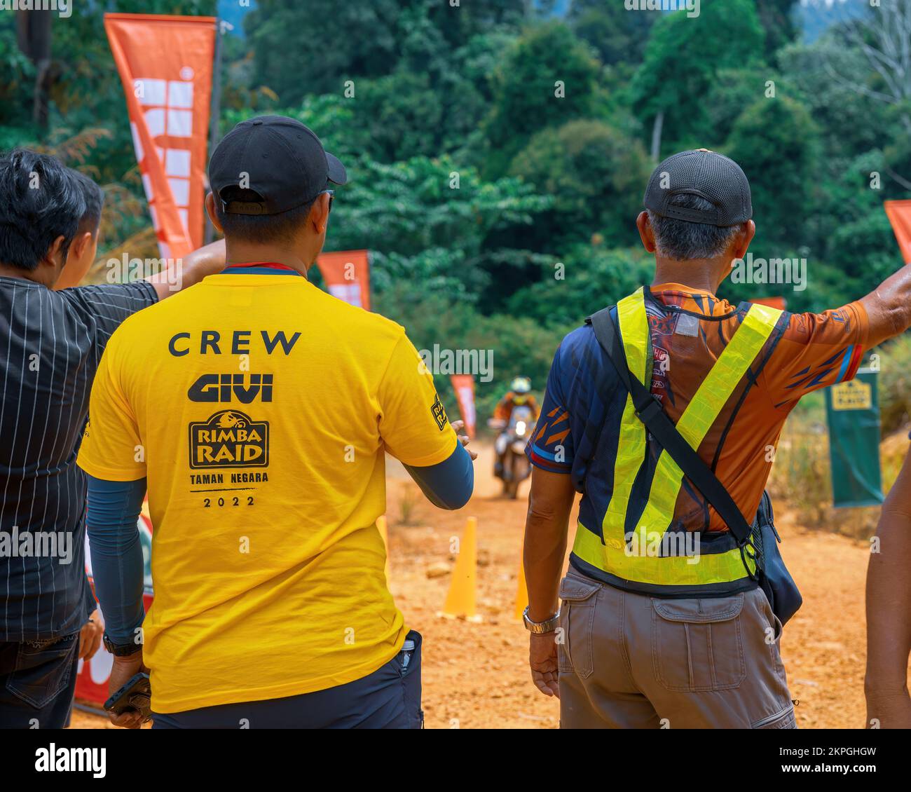 Sport crowd from behind cheering hi-res stock photography and images ...