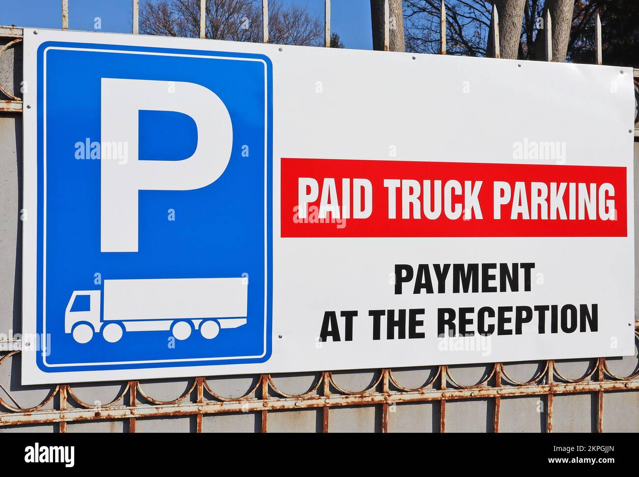 Parking lot sign for trucks Stock Photo - Alamy