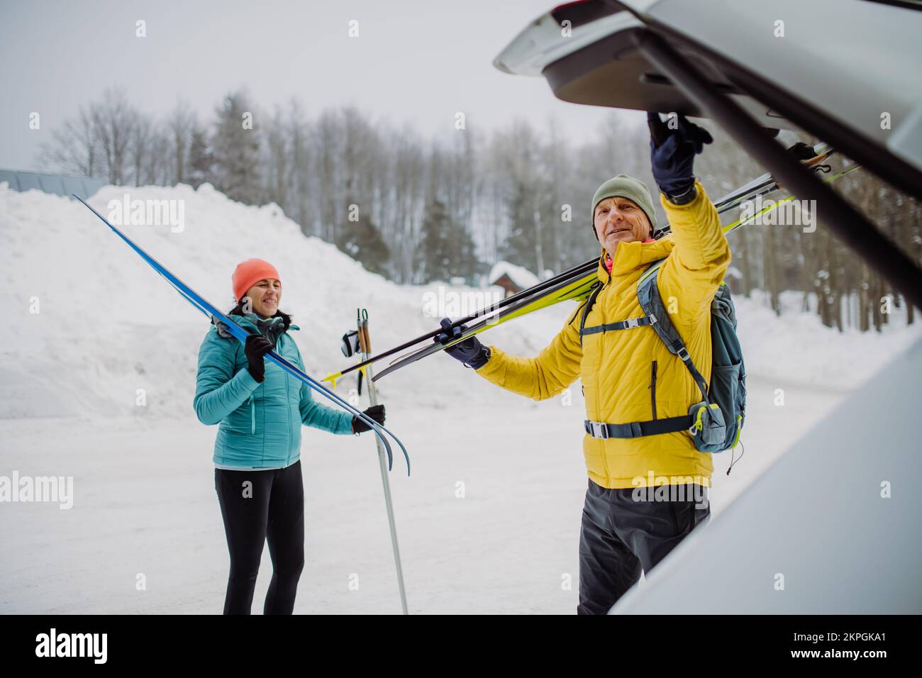 Senior couple near car trunk preparing for winter skiing Stock Photo ...