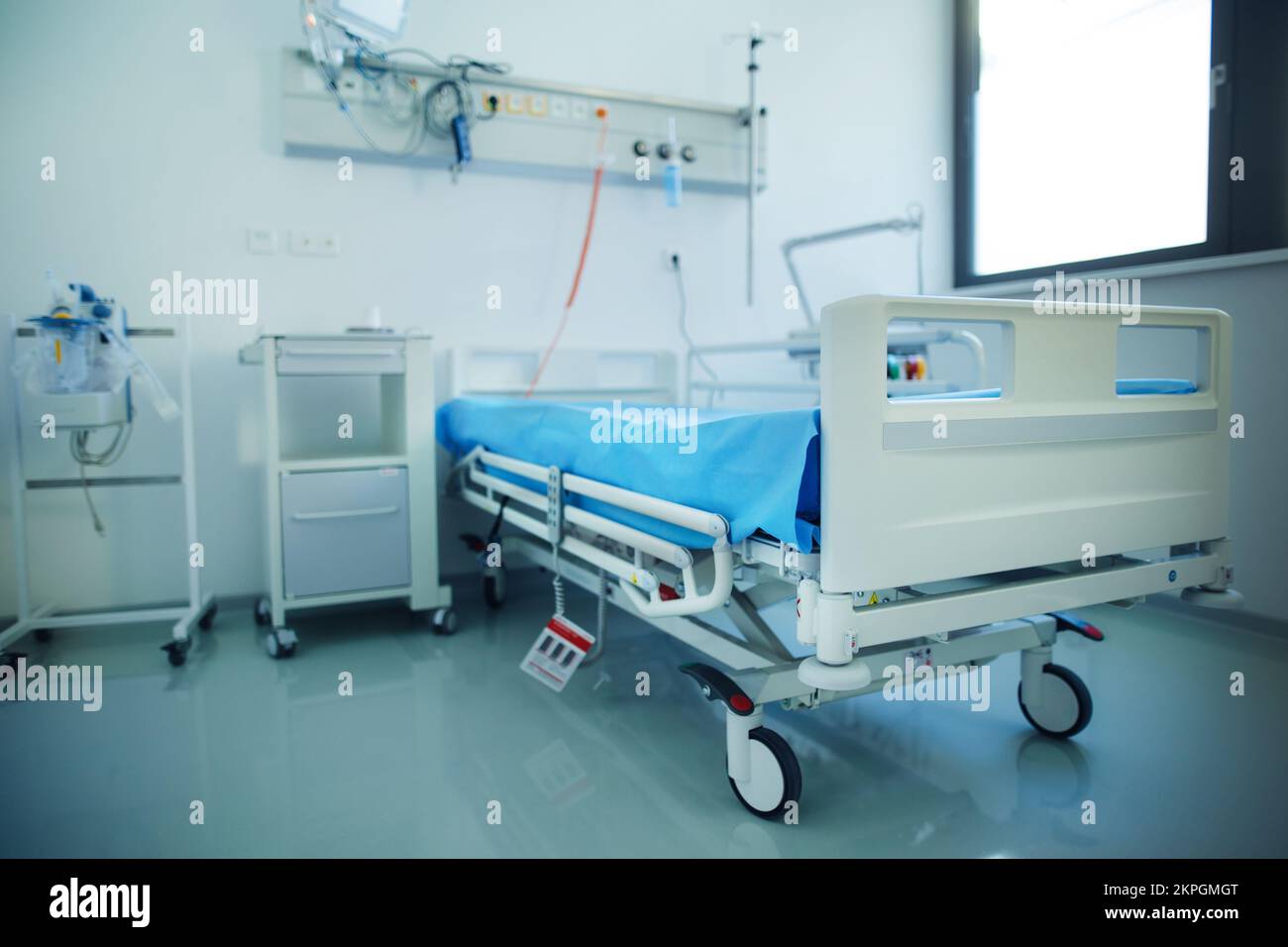Close-up of empty hospital room with bed Stock Photo - Alamy