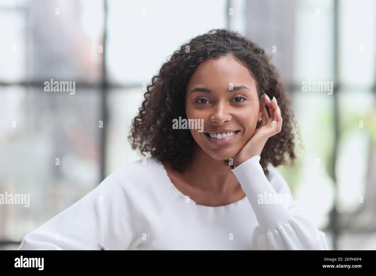 Happy business woman smiling inside office building Stock Photo - Alamy