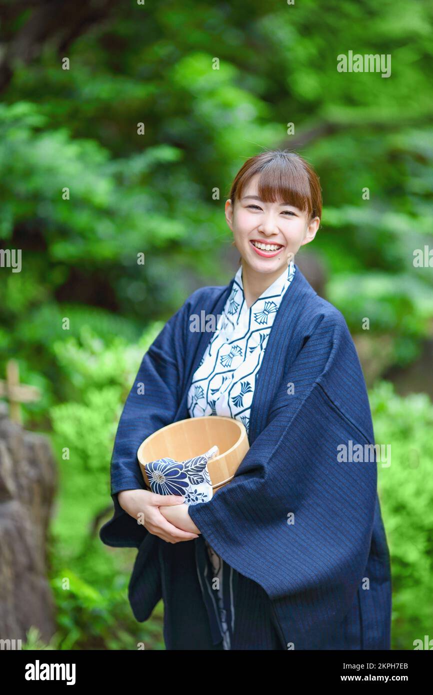 Japanese woman in a yukata Stock Photo - Alamy