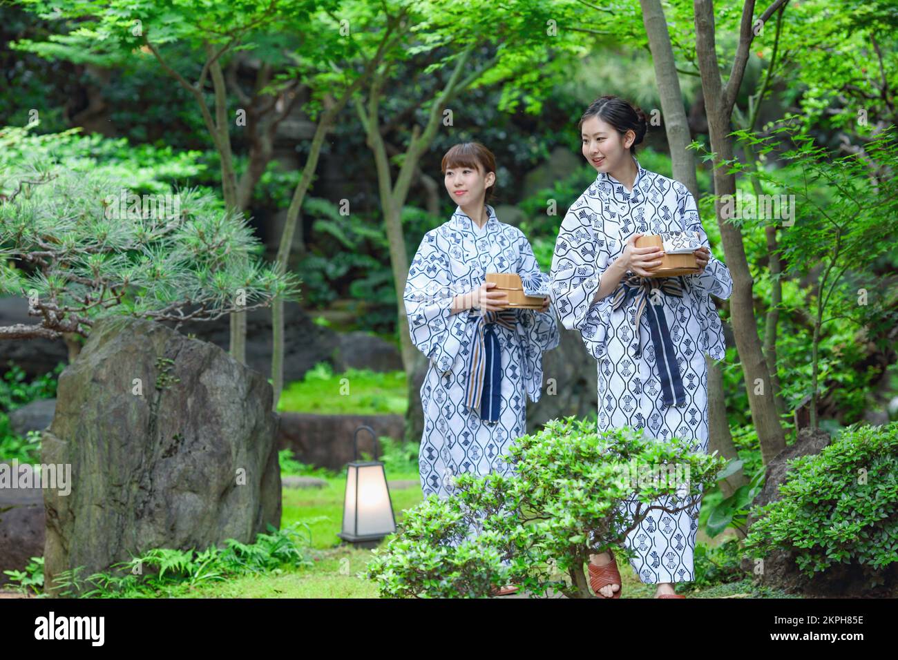 Japanese women in yukata Stock Photo - Alamy