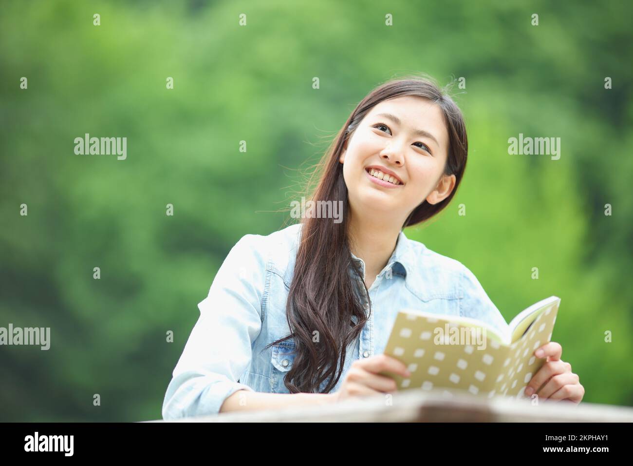 Japanese woman reading a book in the outdoors Stock Photo - Alamy