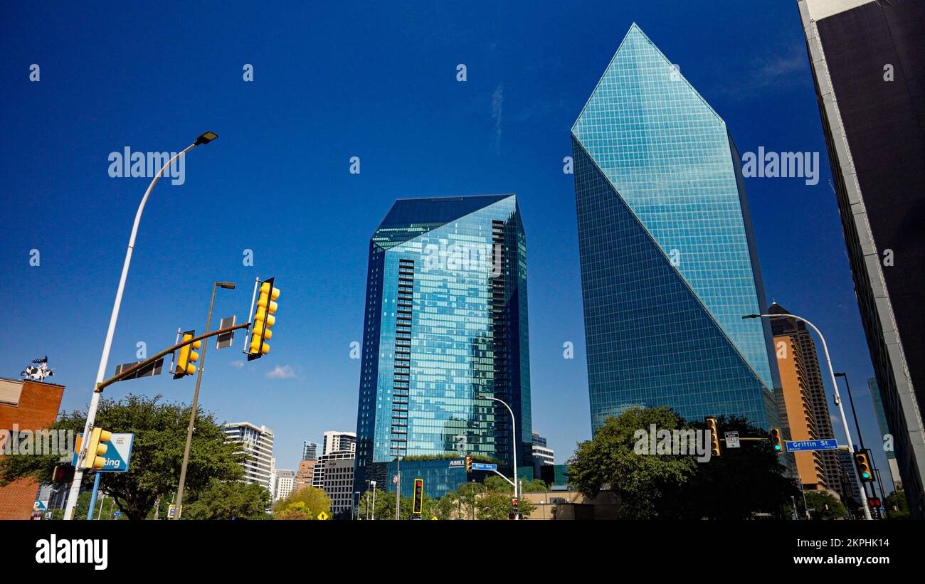 Modern AMLI Fountain Place Buildings in Downtown Dallas - DALLAS ...