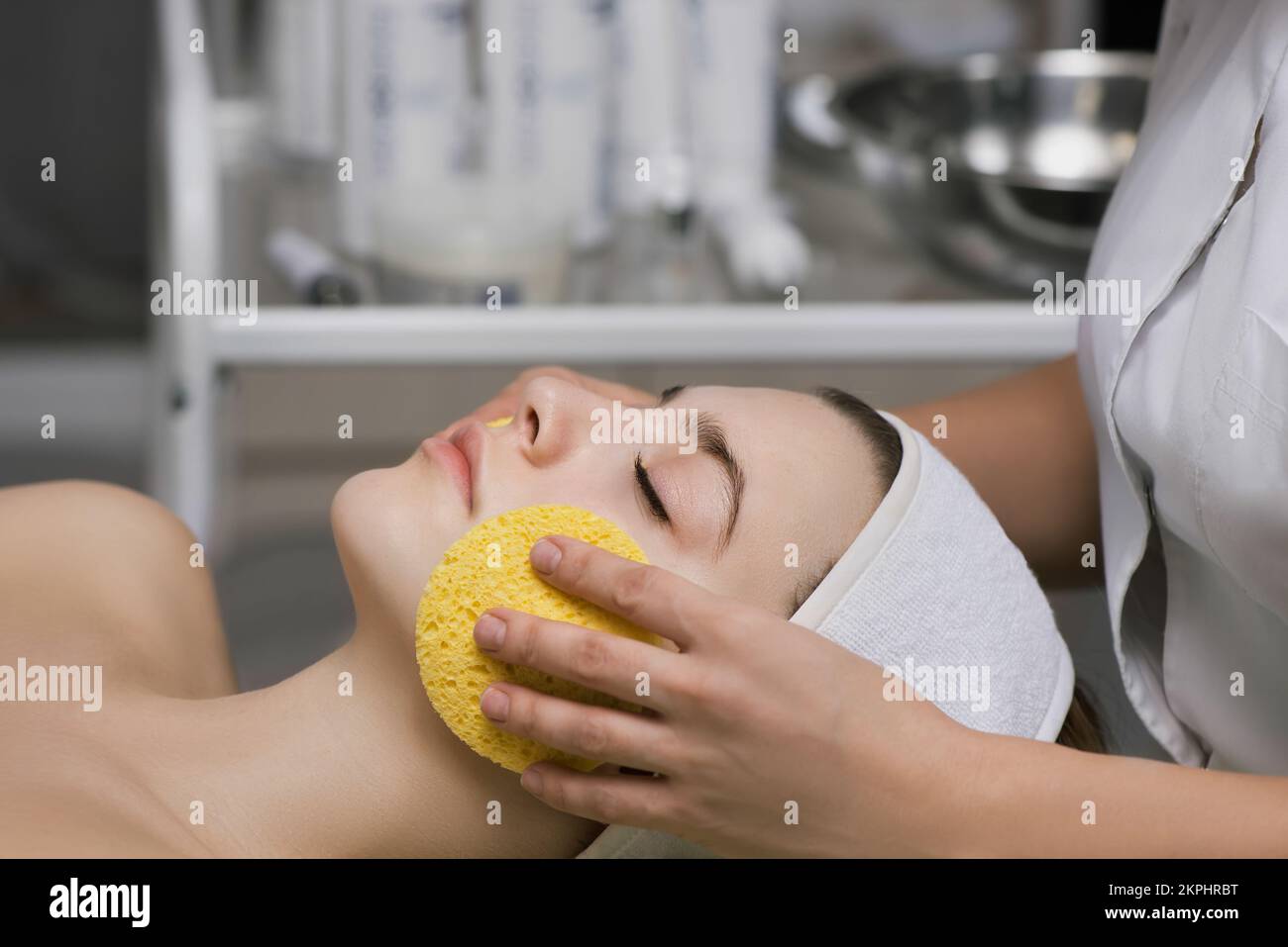 Woman face cleanse sponge hi-res stock photography and images - Alamy