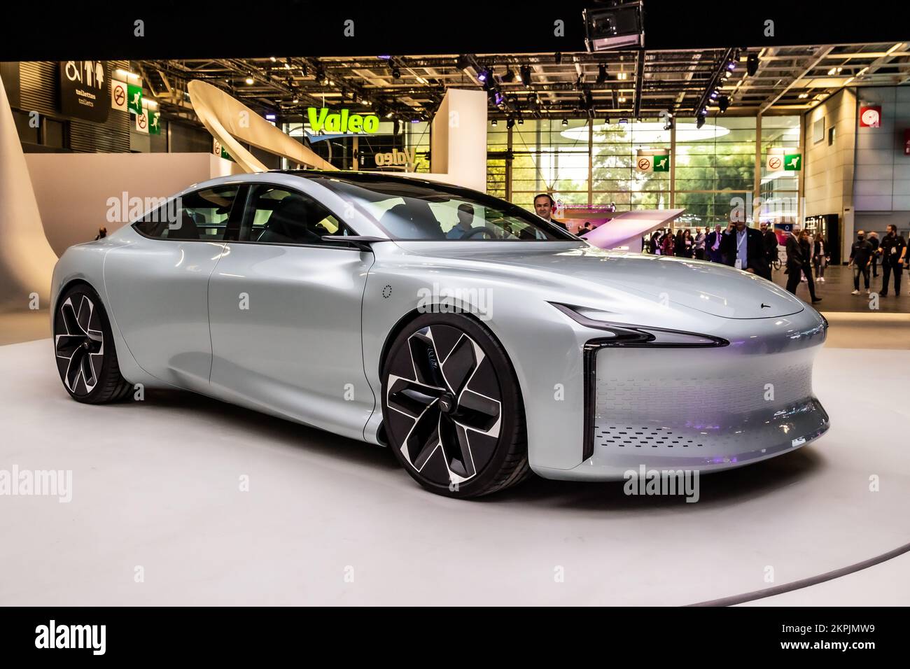 French start-up unveils Hopium Machina hydrogen-powered sedan car at ...