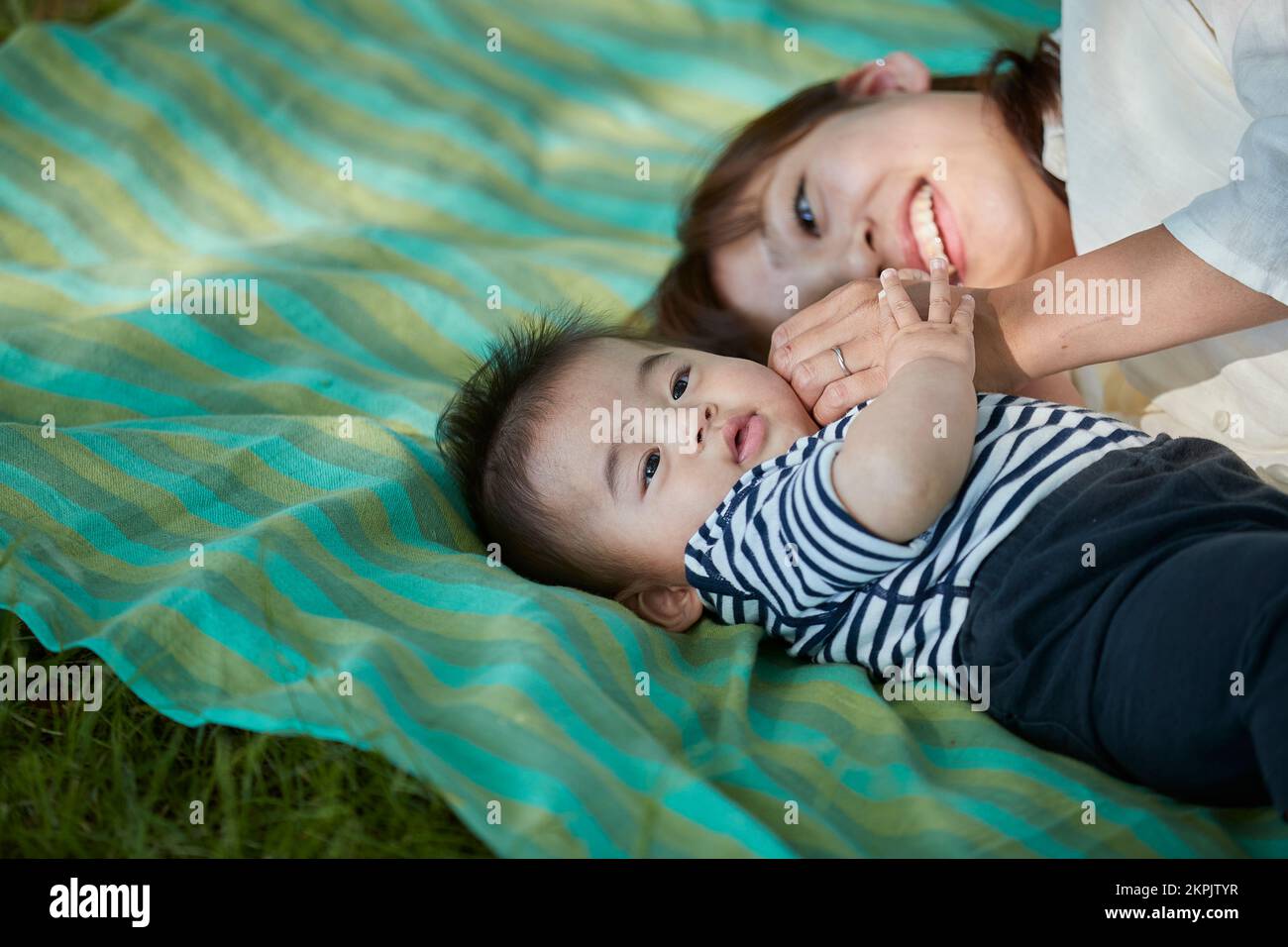 Japanese mother cuddling with her baby Stock Photo - Alamy