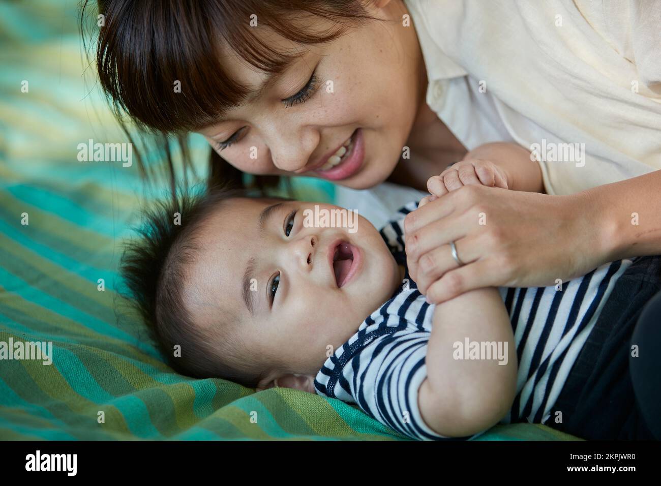 Japanese mother cuddling with her baby Stock Photo - Alamy