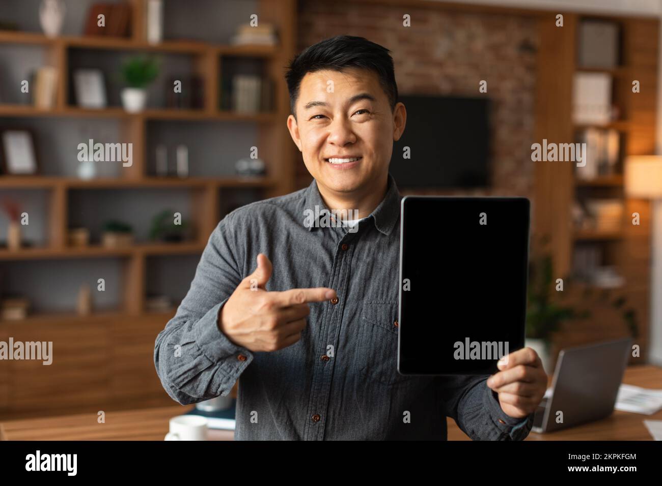 Chinese middle finger hi-res stock photography and images - Alamy