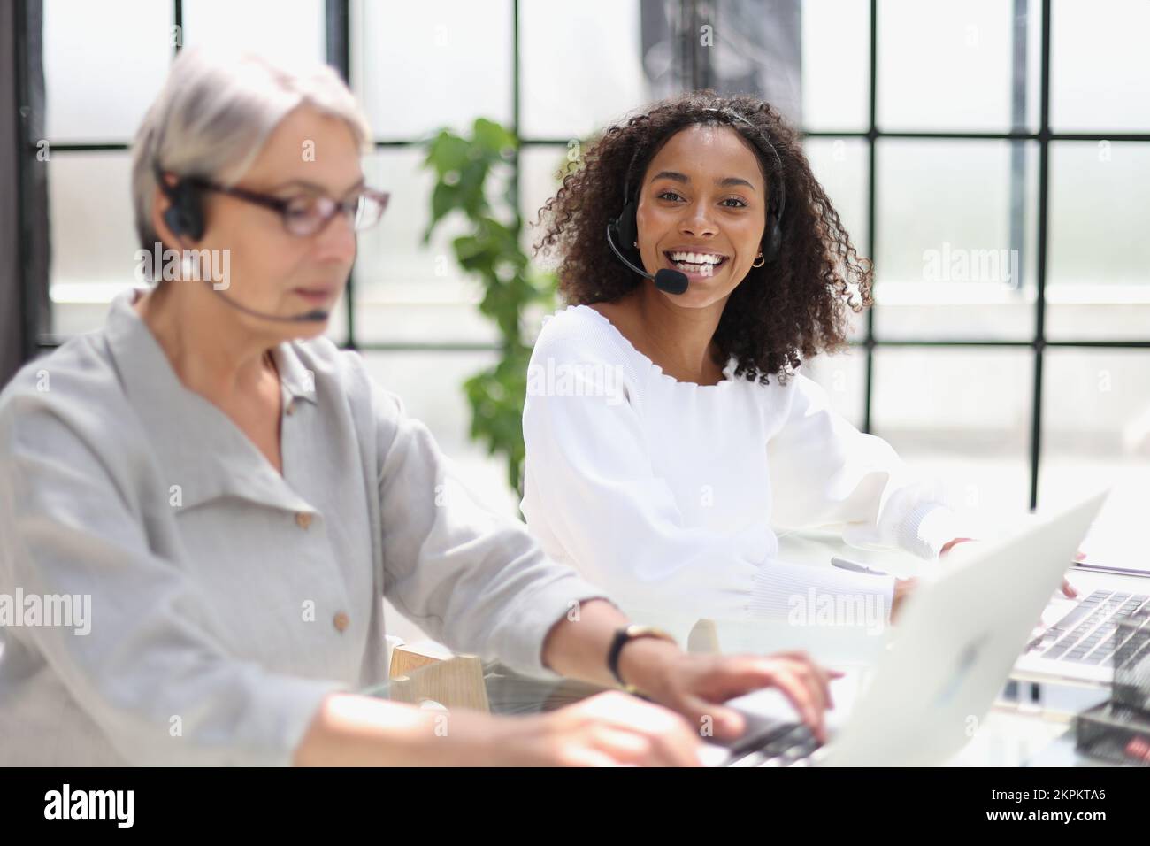 Portrait friendly call center operator hi-res stock photography and images - Alamy