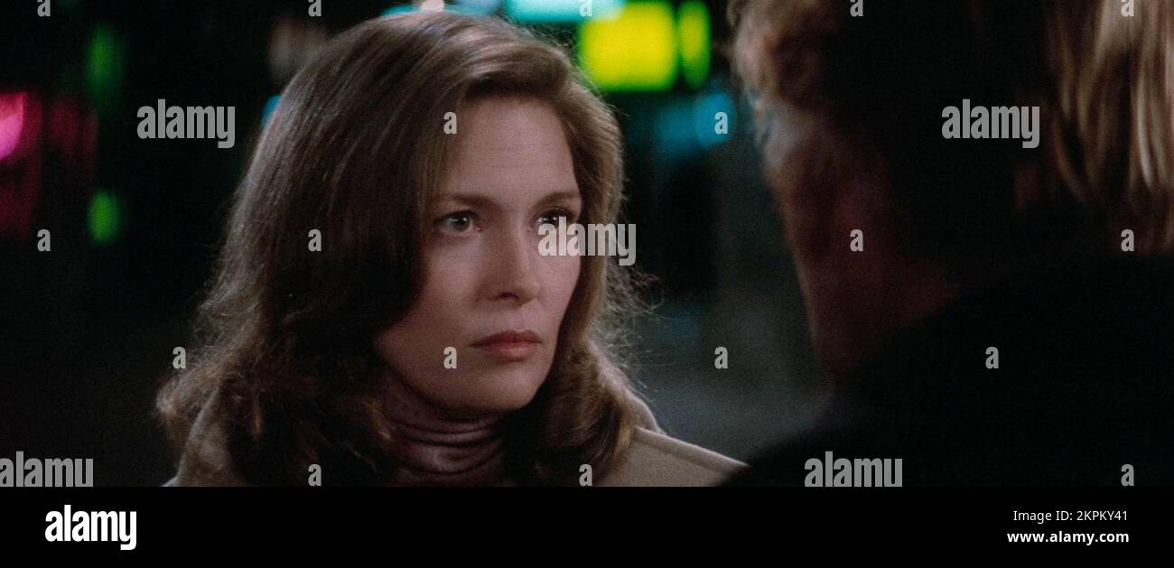 Los Angeles.CA.USA. Robert Redford and Faye Dunaway in a scene in (C ...